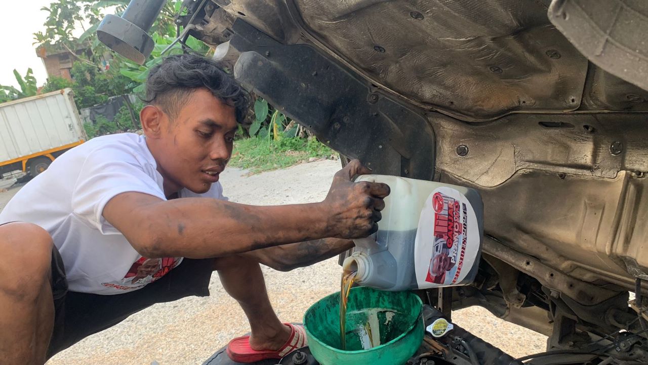 KST Bantu Oli Gratis dan Buka Puasa Bersama 100 Sopir Truk